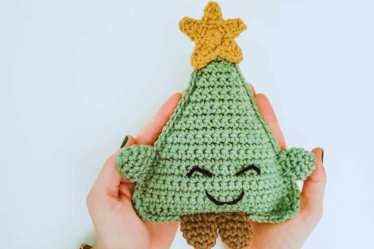 Adorable Crochet Christmas Tree Cuddler – Beginner Friendly! – Crochet ...